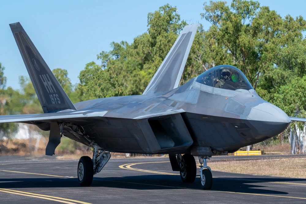 F-22 Finally Gets Its Robotic Wingman Pilot Controls MQ-20 Avenger ...