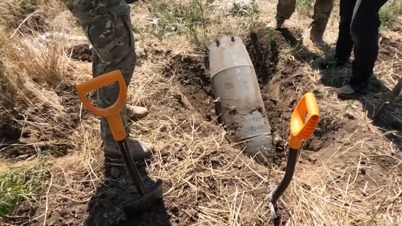 Photos and New Details Emerge on How Ukraine Fitted a FAB Bomb to a ...